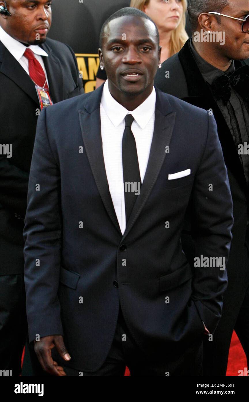 Akon arrives at the 2008 American Music Awards at the Nokia Theatre in ...
