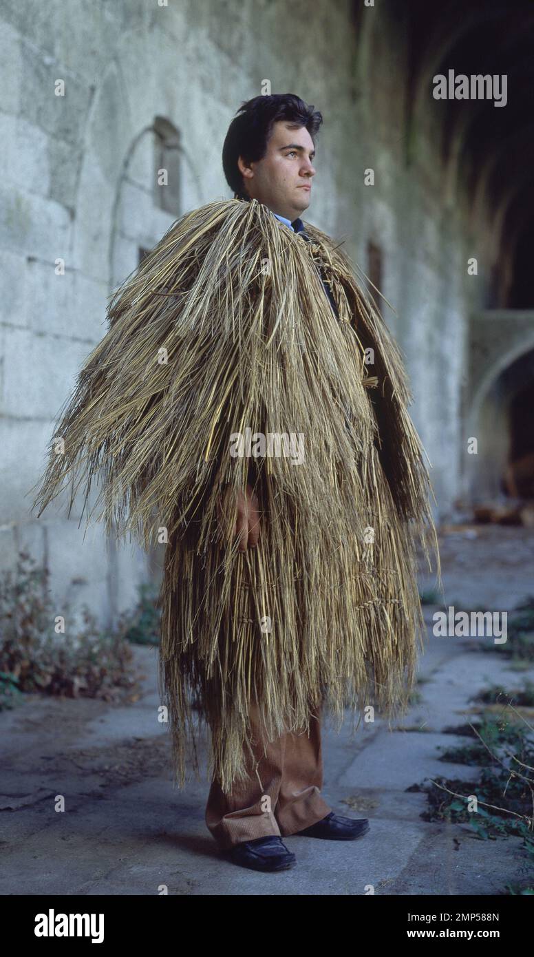 COROZA - Capa de junco o de paja, generalmente con capucha, que usan ...