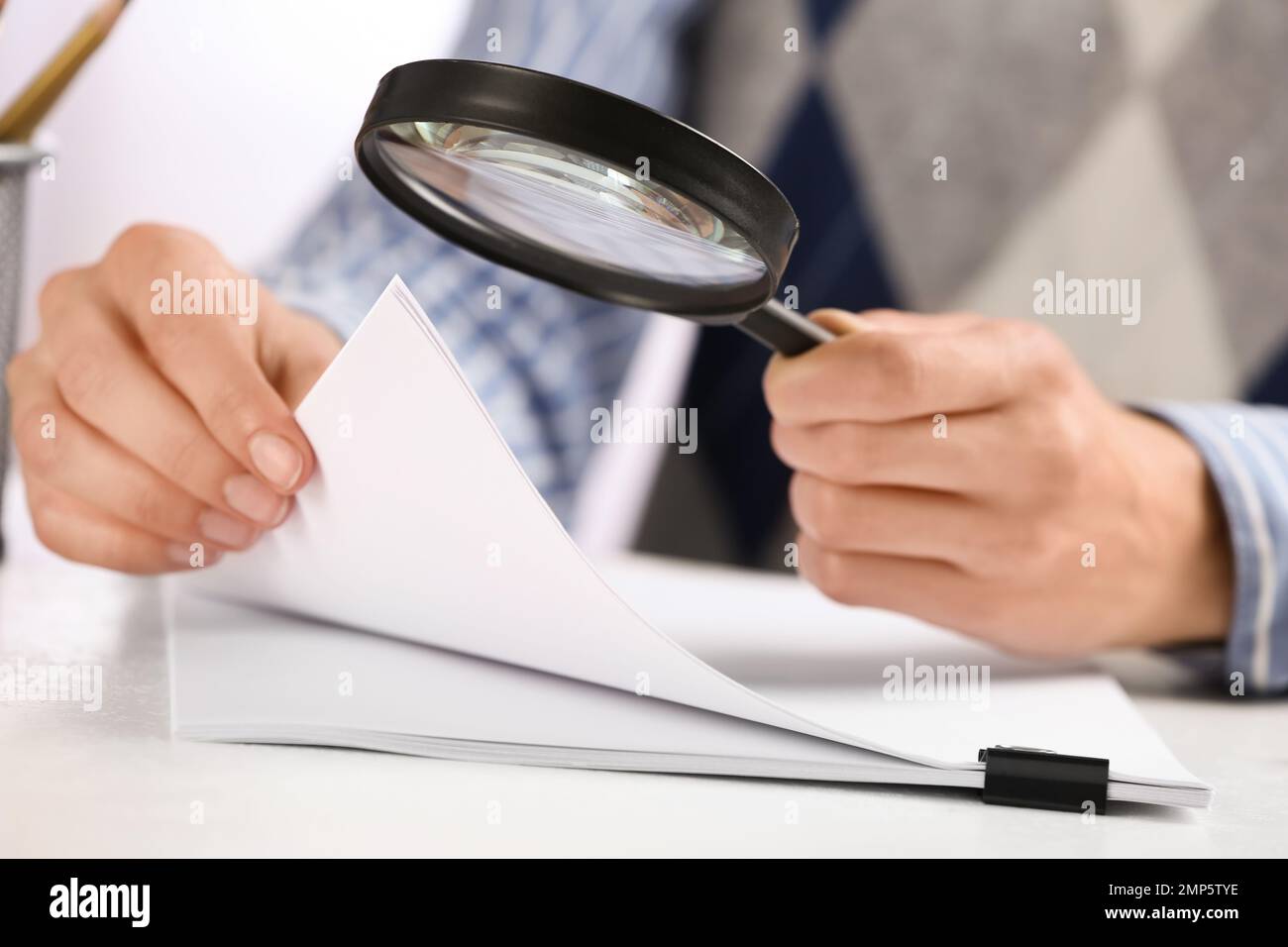 Female hands holding magnifying glass hi-res stock photography and images - Alamy