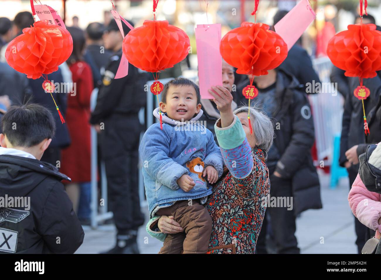 (230131) -- HENGYANG, Jan. 31, 2023 (Xinhua) -- People take part in a ...