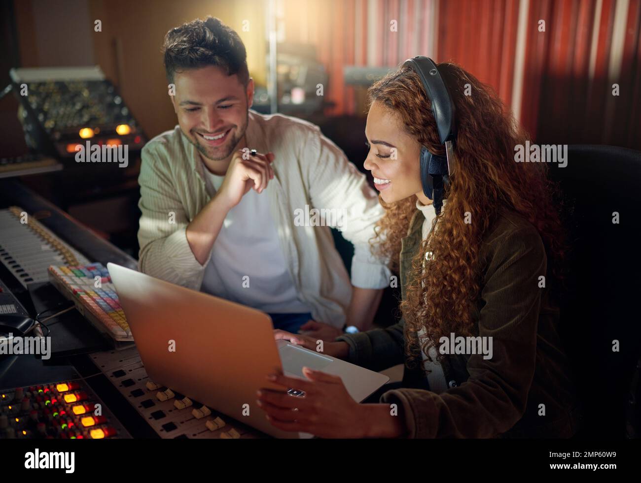 Recording studio headphones hi-res stock photography and images - Alamy