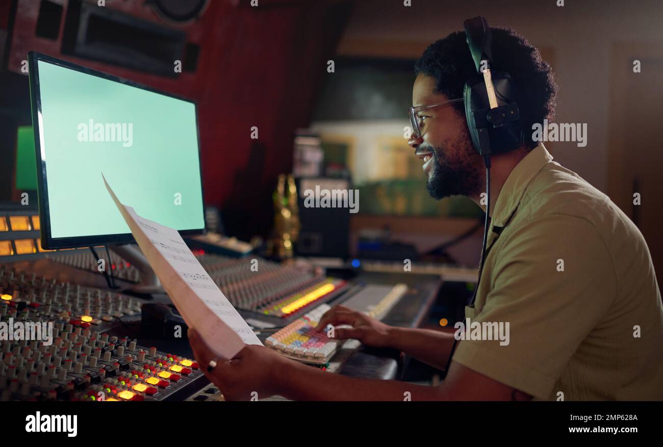 Headphones music sheet hi-res stock photography and images - Alamy