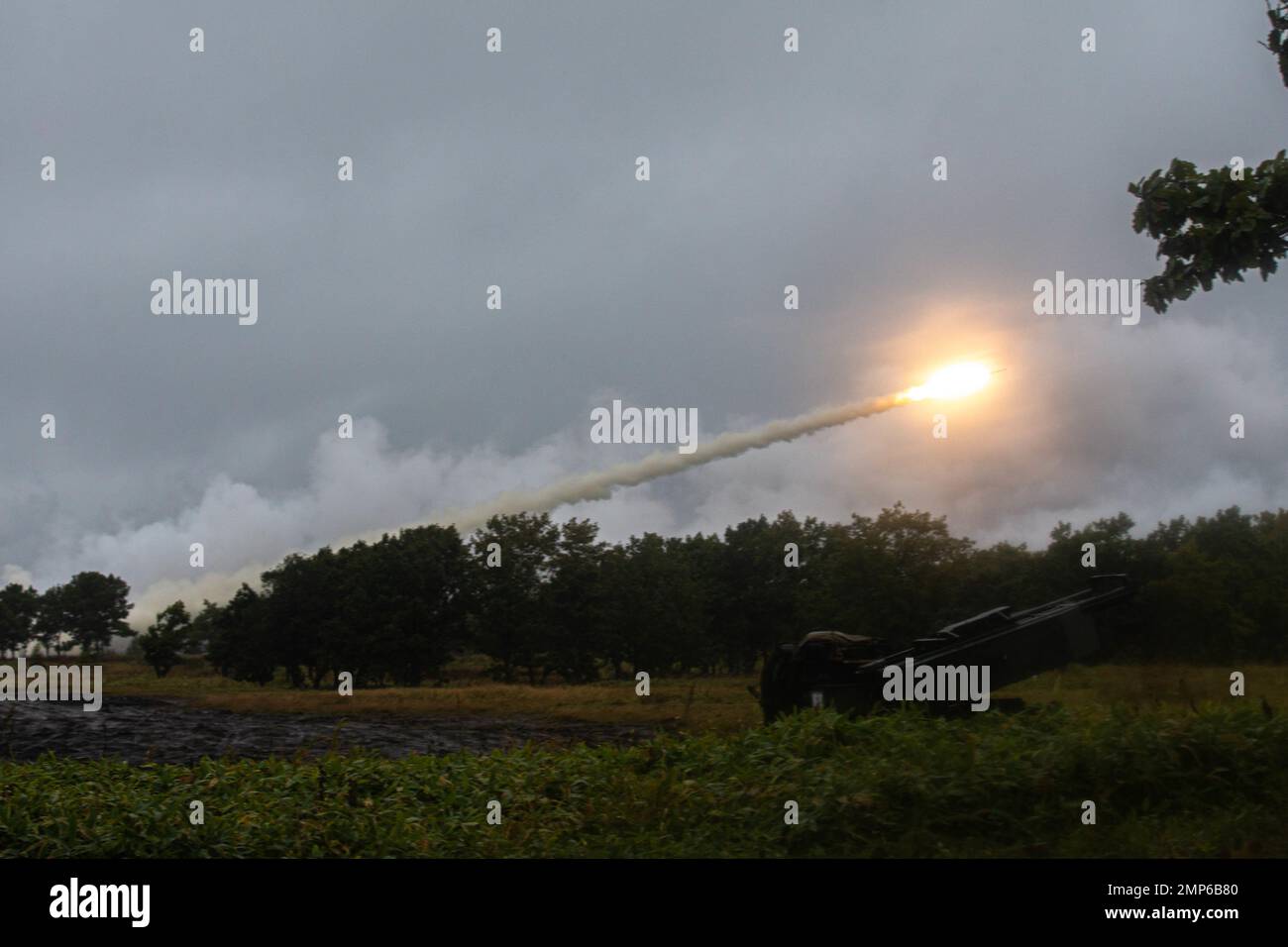 Members of the Northern Army, Japan Self-Defense Force, fire rockets ...
