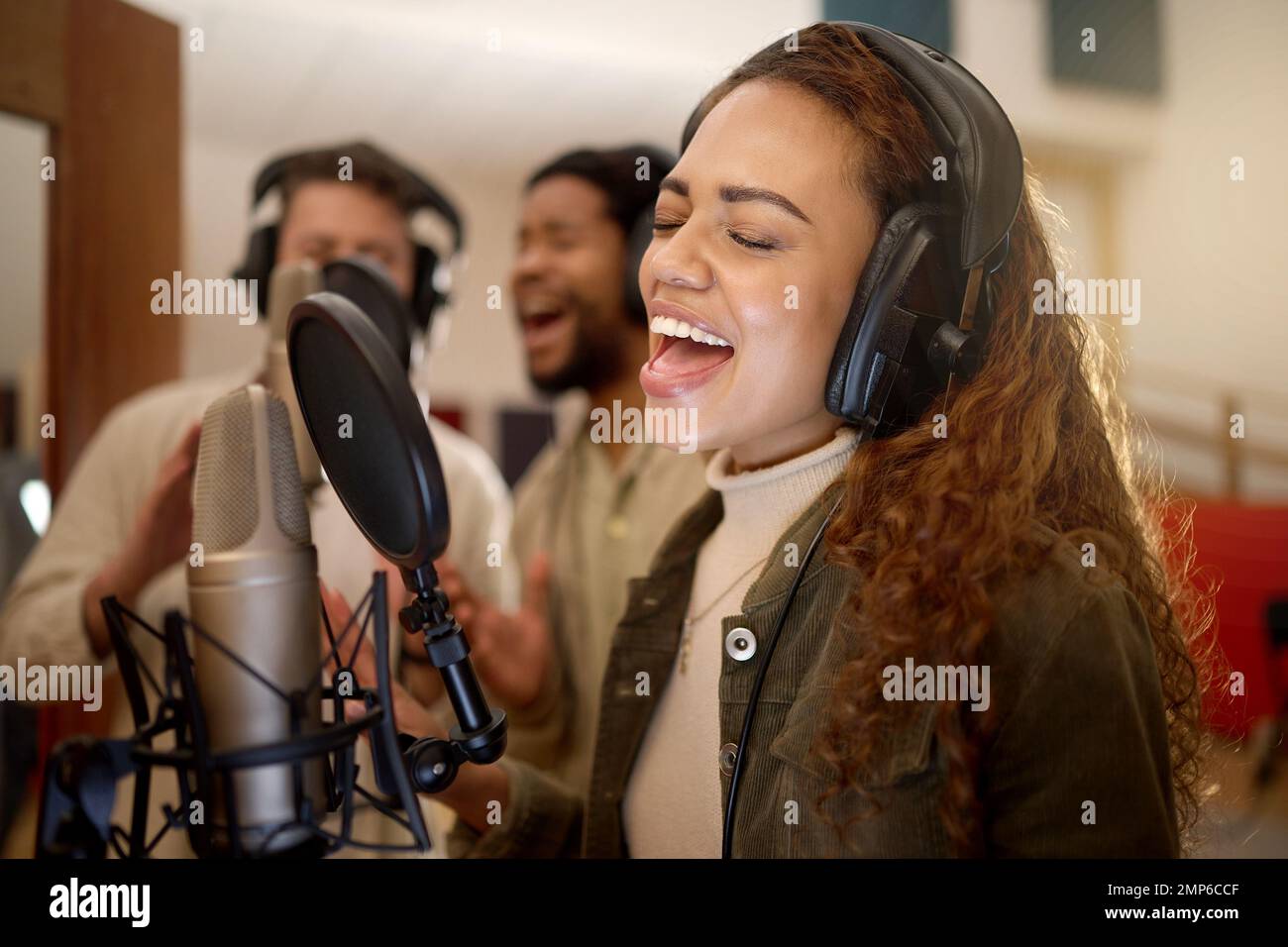 Recording studio singing hi-res stock photography and images - Alamy