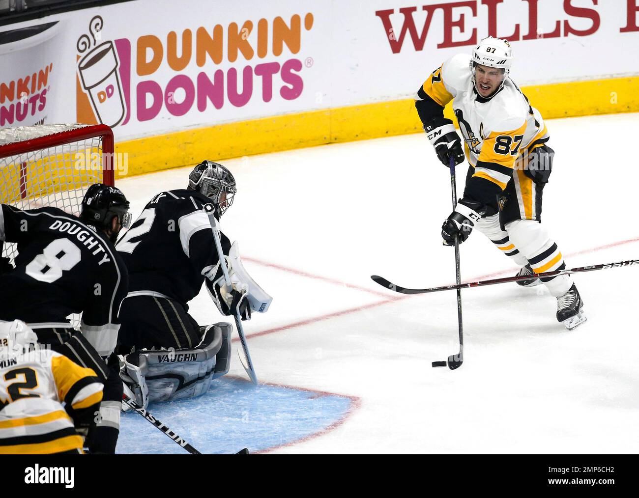 Pittsburgh Penguins' forward Sidney Crosby, right, shoots as Los ...