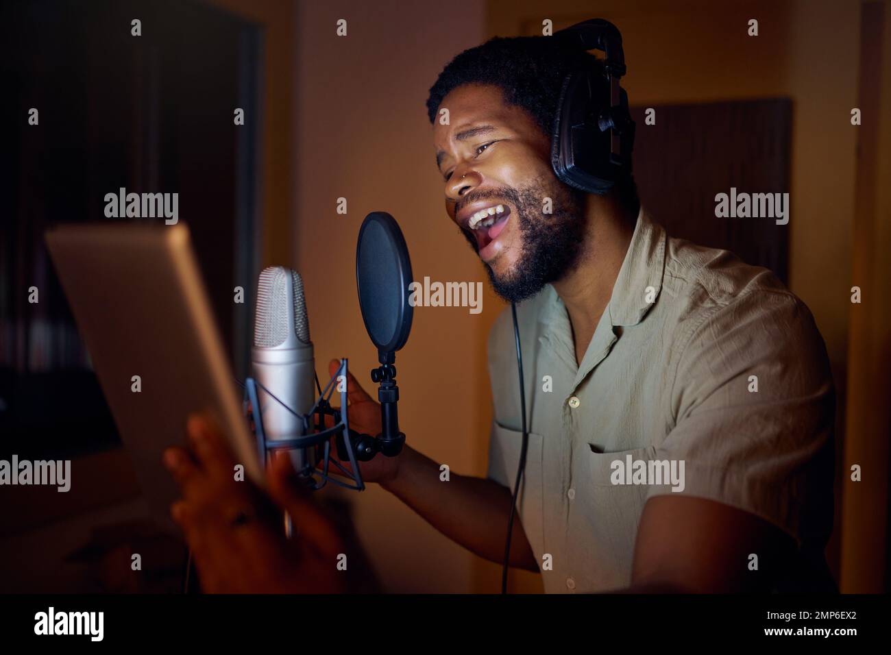 Black recording artist hi-res stock photography and images - Alamy