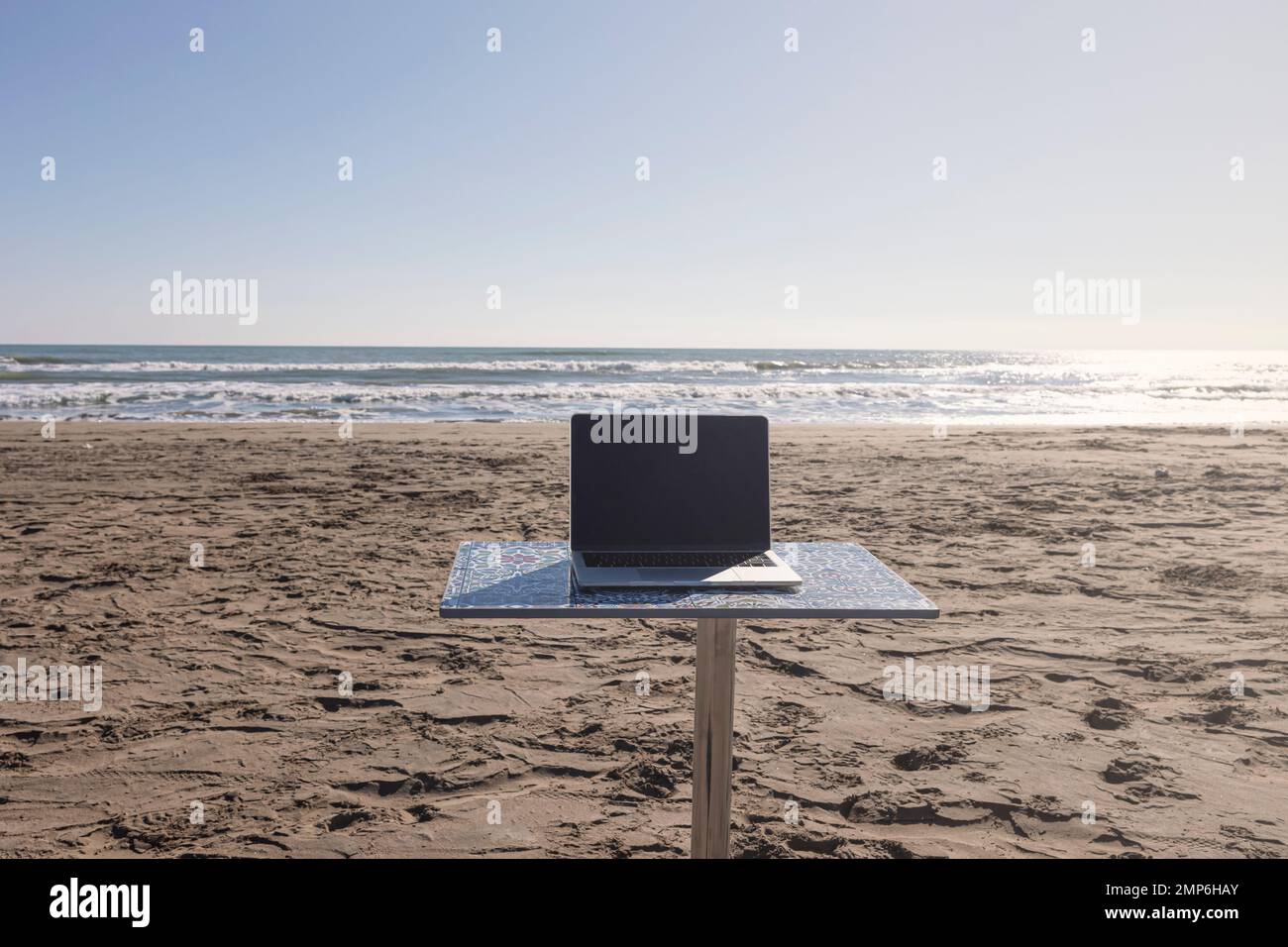 Computer book on the beach - business travel background Stock Photo - Alamy