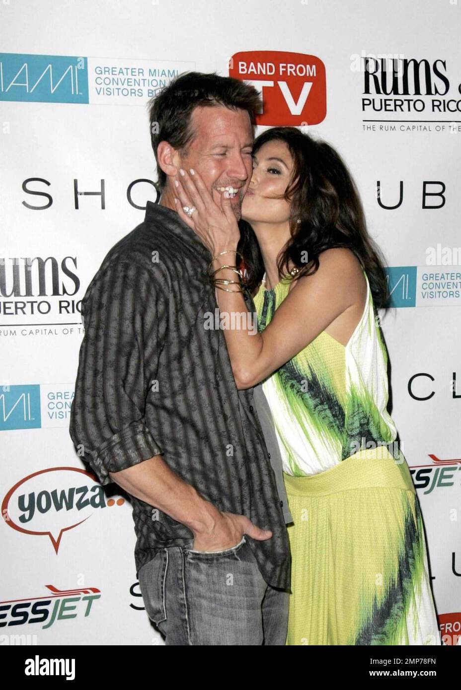 Actor Teri Hatcher of the Band from TV walks the red carpet with ...