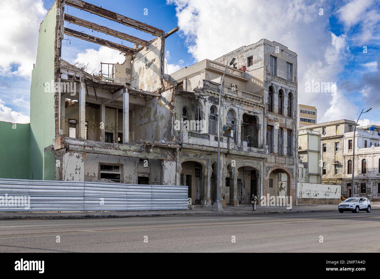 Havana derelict buildings hi-res stock photography and images - Alamy