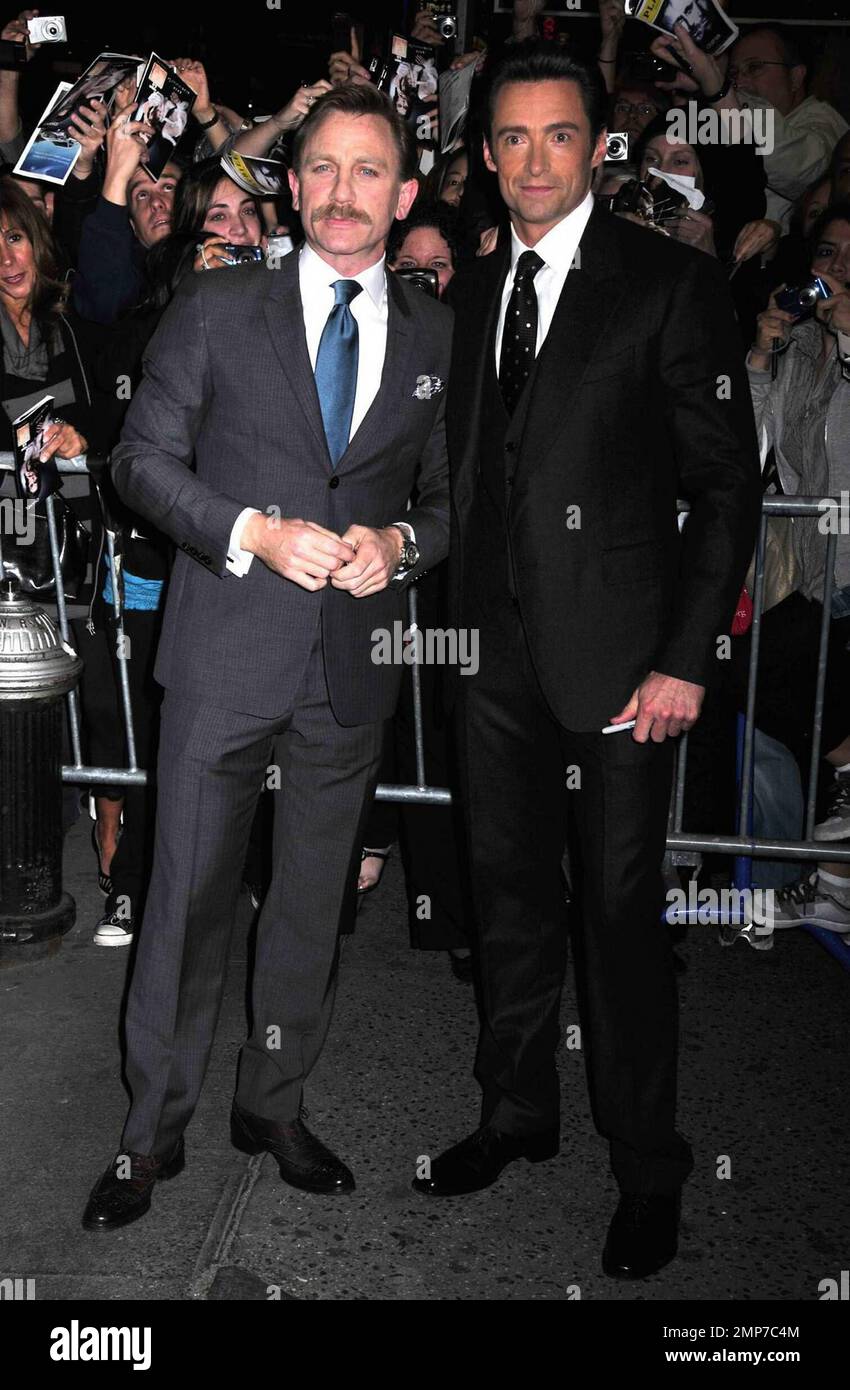 Daniel craig white suit hi-res stock photography and images - Alamy