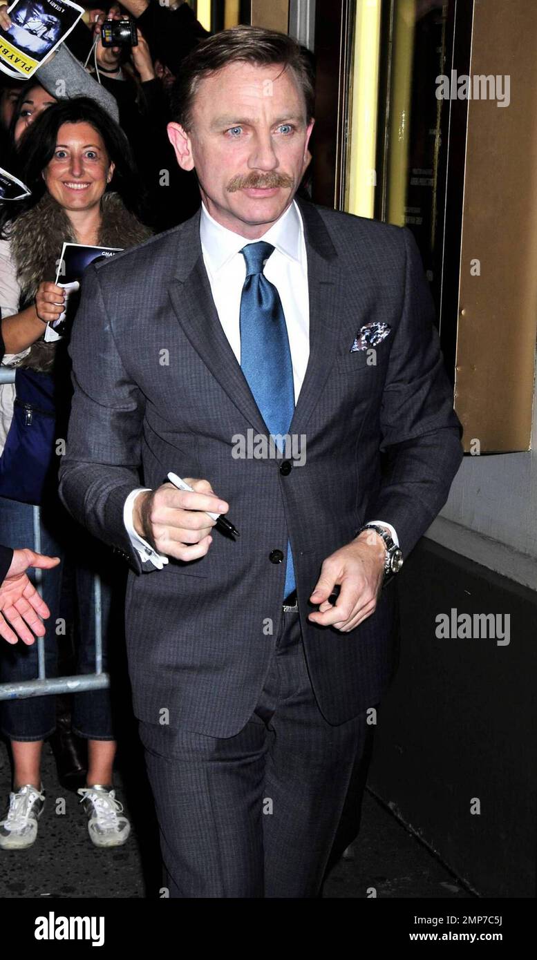 Daniel craig white suit hi-res stock photography and images - Alamy