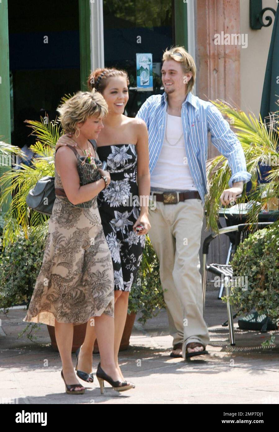 Exclusive!! Cute singer Aaron Carter has lunch on Mother's Day with ...