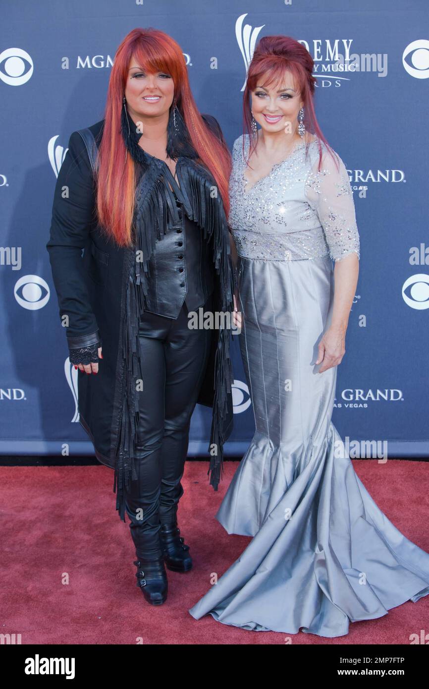 Wynonna Judd and Naomi Judd on the red carpet at the 46th Academy of ...