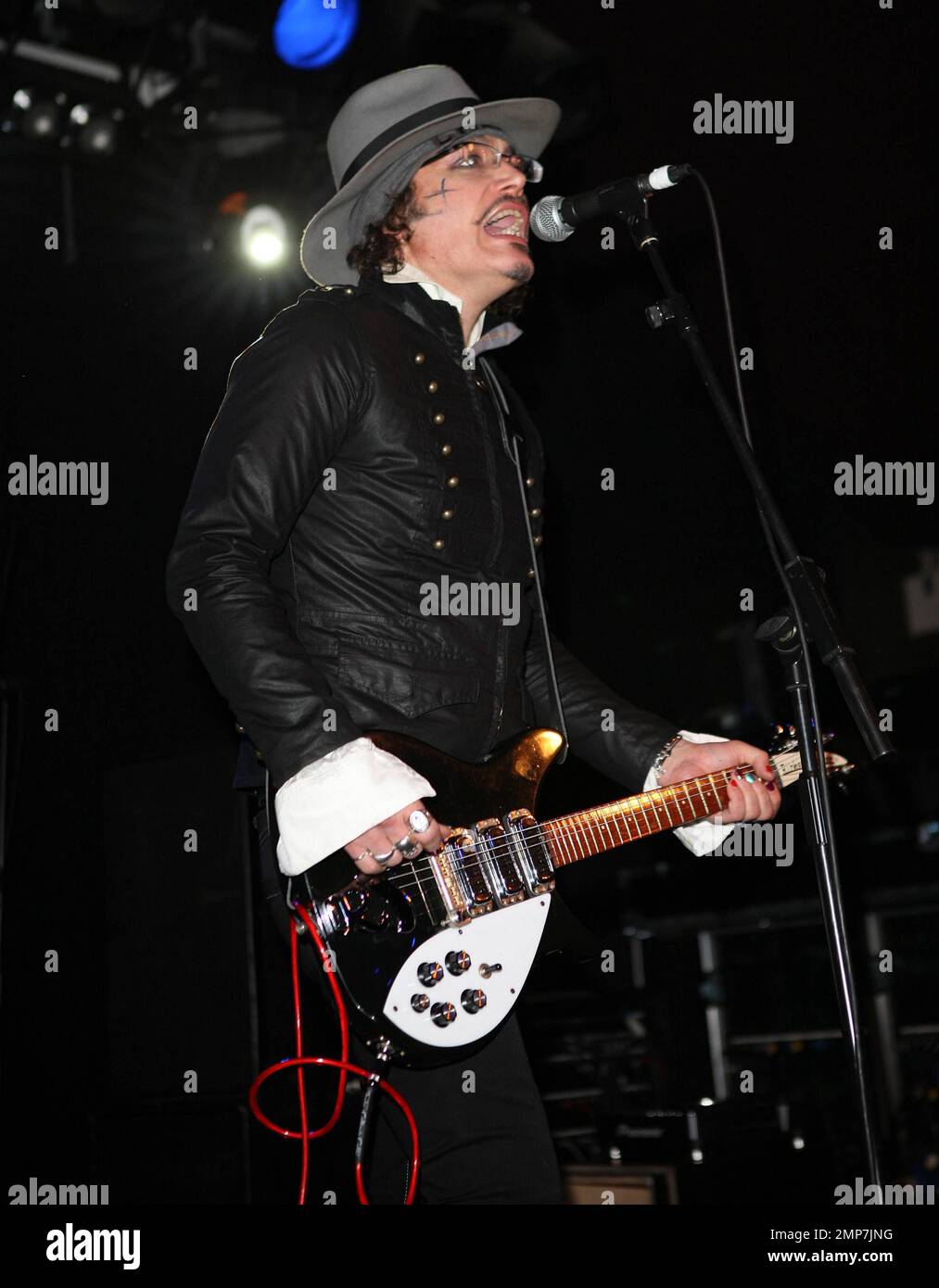 25 years of uk garage hi-res stock photography and images - Alamy