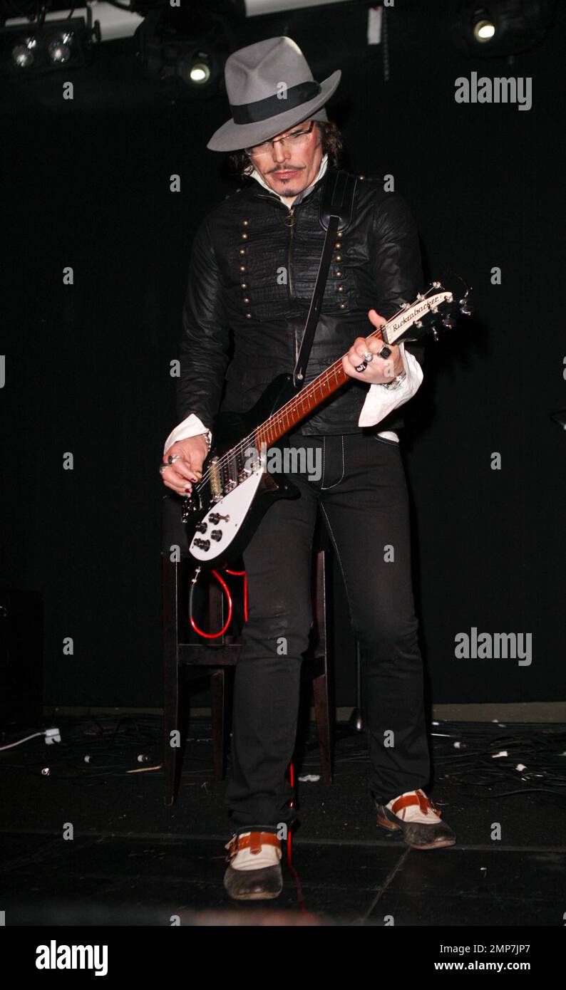 25 years of uk garage hi-res stock photography and images - Alamy