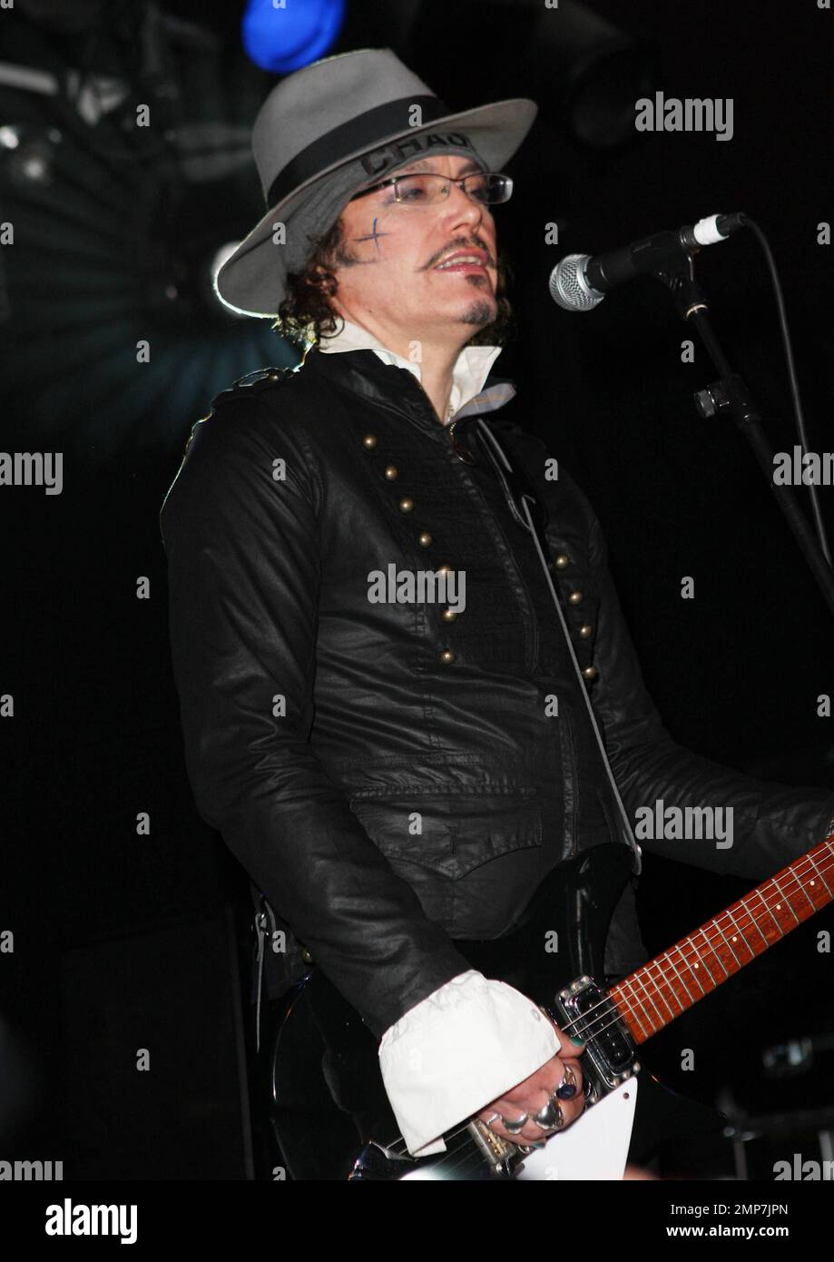 25 years of uk garage hi-res stock photography and images - Alamy