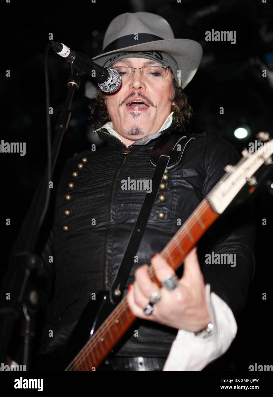 25 years of uk garage hi-res stock photography and images - Alamy