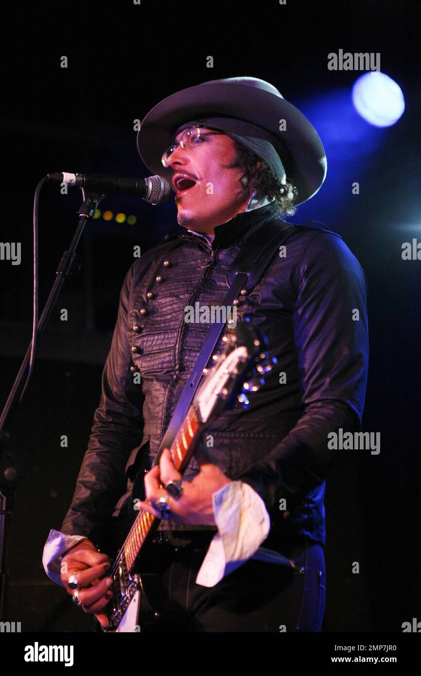 25 years of uk garage hi-res stock photography and images - Alamy