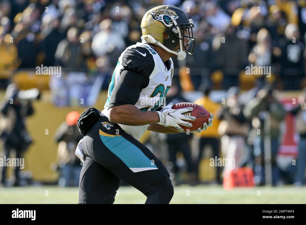 Jacksonville Jaguars running back Corey Grant (30) returns a kickoff in ...