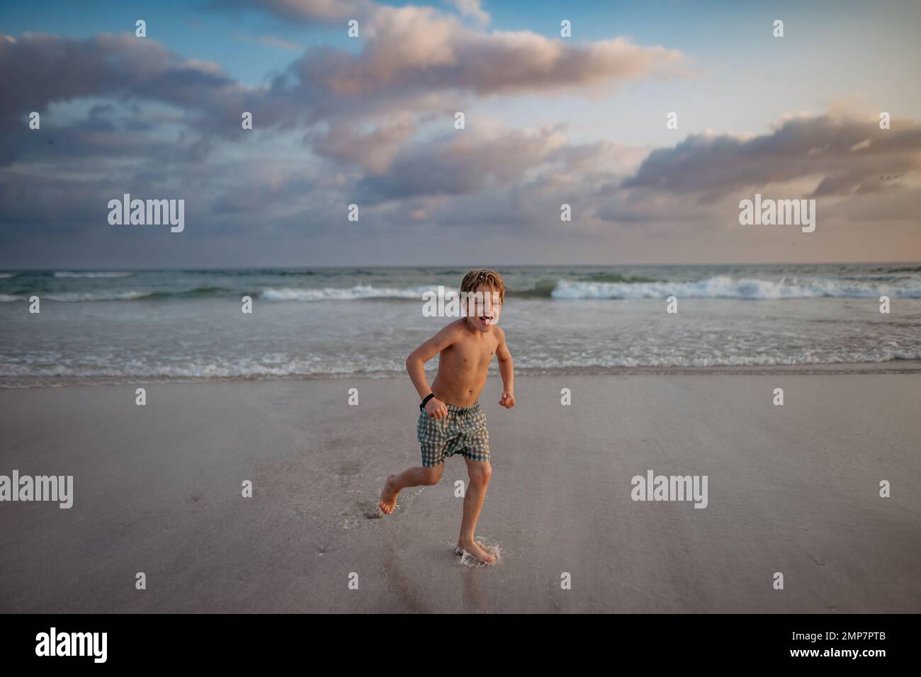 Children running out of sea hi-res stock photography and images - Alamy