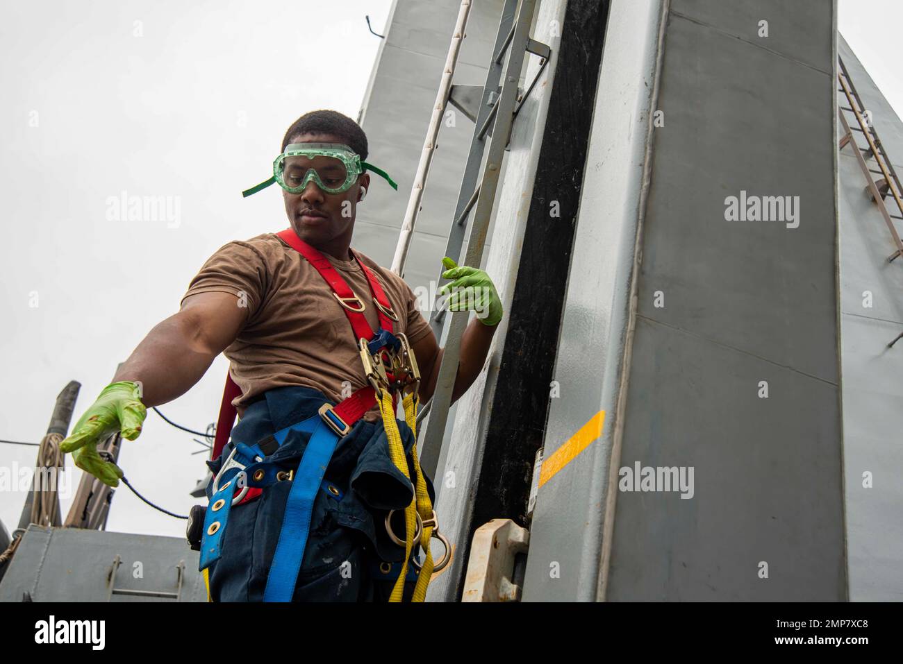 221011-N-ZQ263-1050 PACIFIC OCEAN (Oct. 11, 2022) U.S. Navy Seaman Alex ...