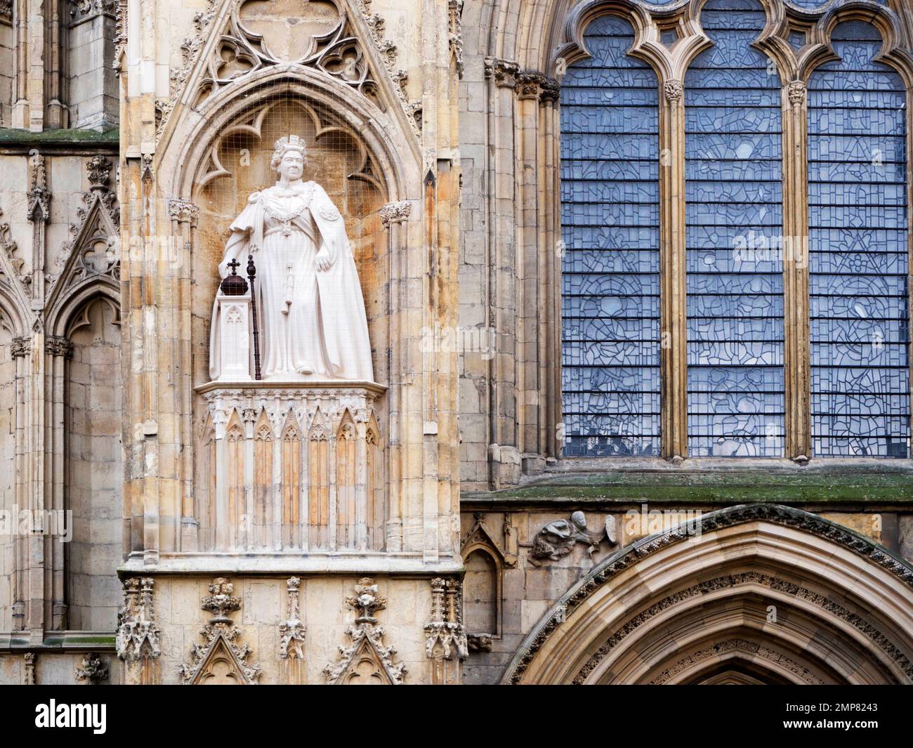 Statue of Queen Elizabeth II marking her Platinum Jubilee unveiled 9 ...
