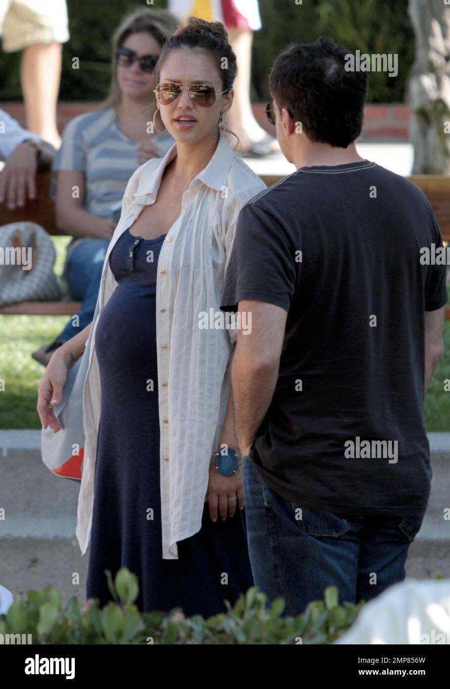 Jessica Alba and family leave the Malibu Country Mart after eating at ...