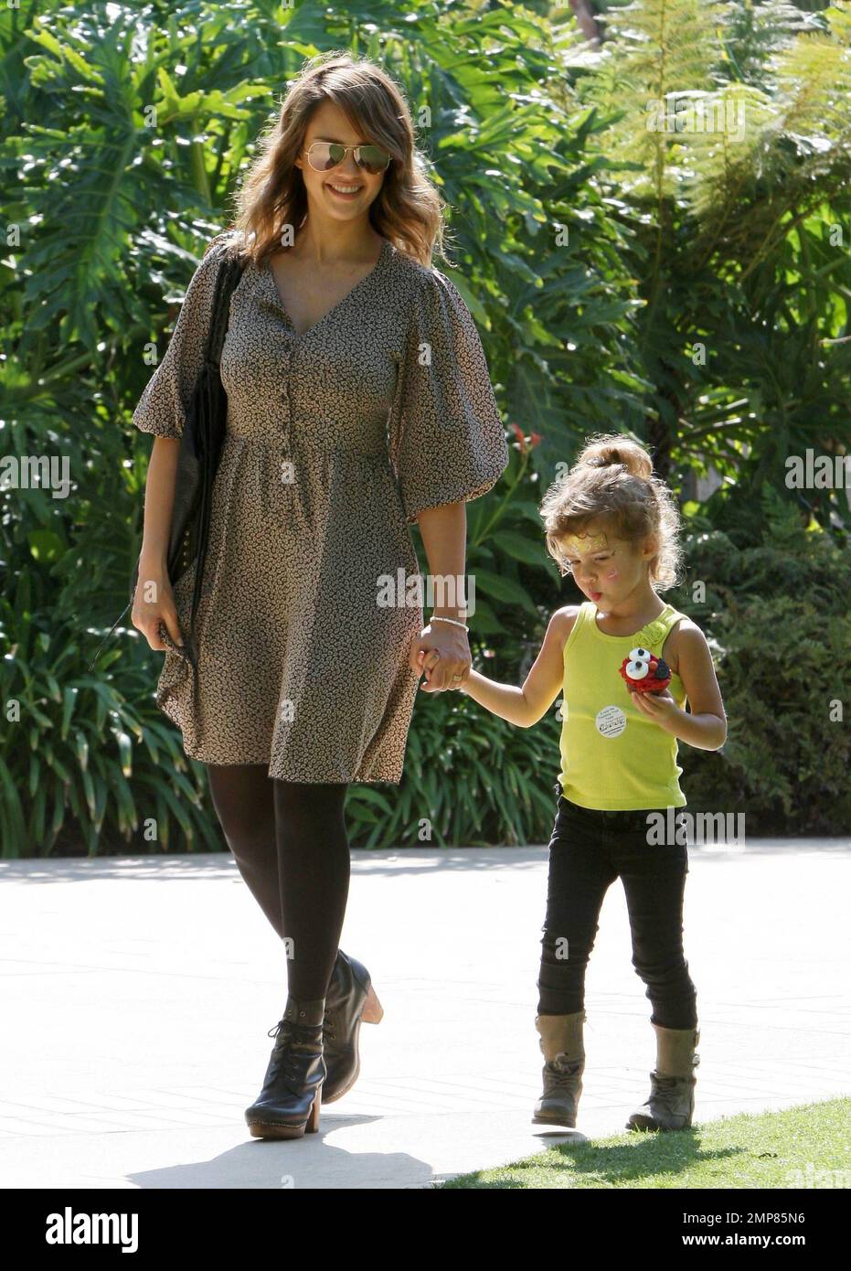 Jessica Alba looks fabulous just a month after giving birth to her ...