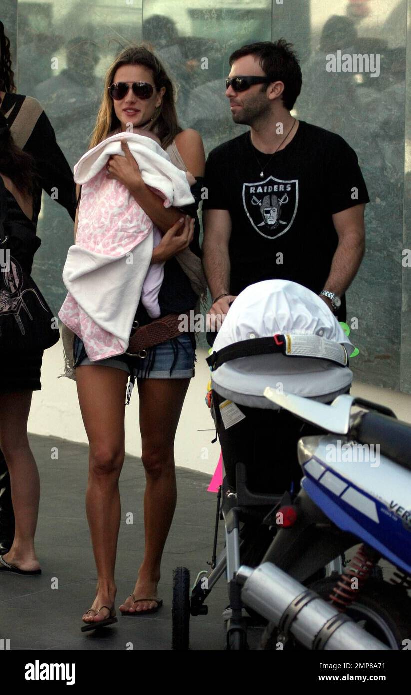 Exclusive!! Supermodel Alessandra Ambrosio with longtime boyfriend ...