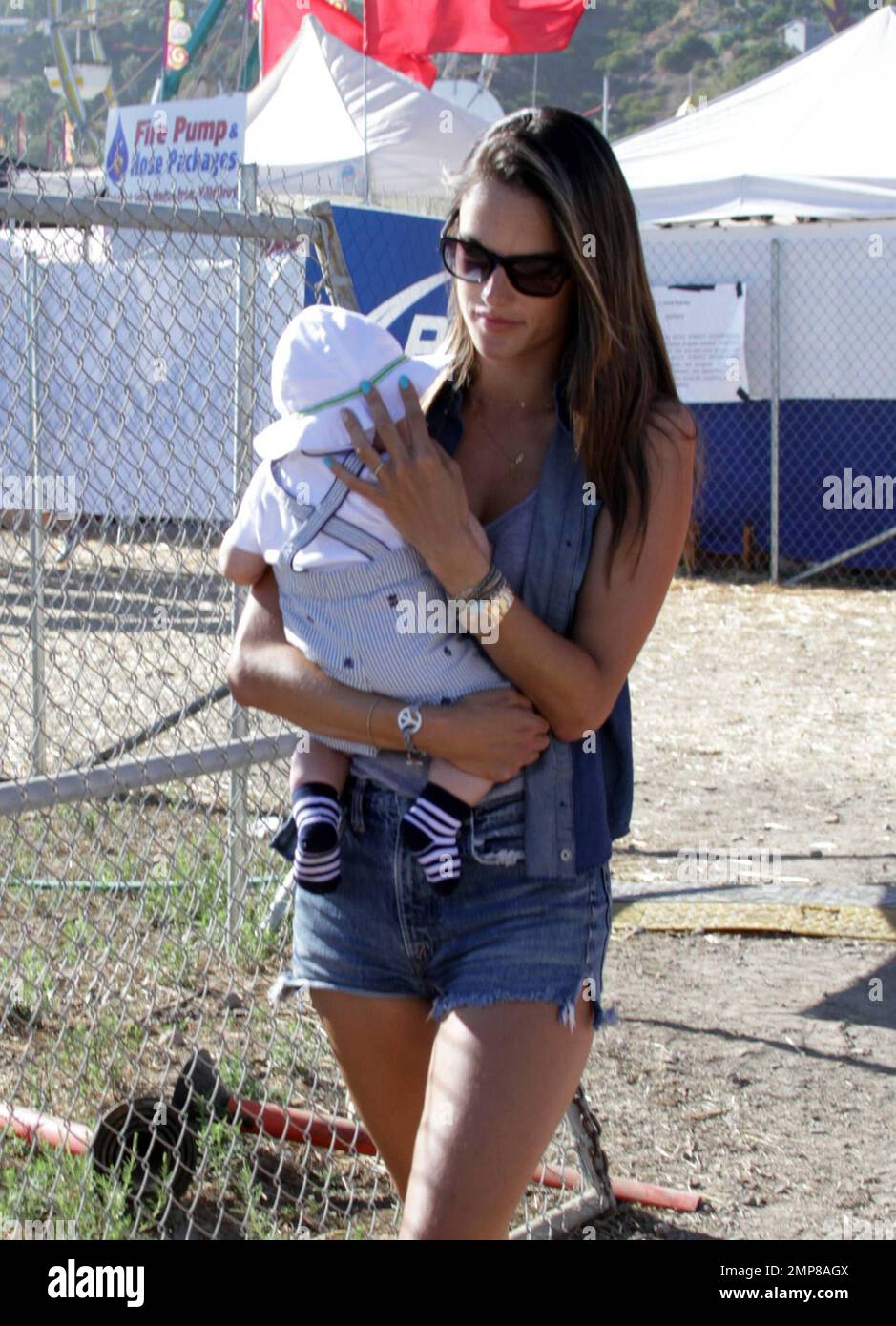 Victoria's Secret model, Alessandra Ambrosio was spotted carrying her 4 ...