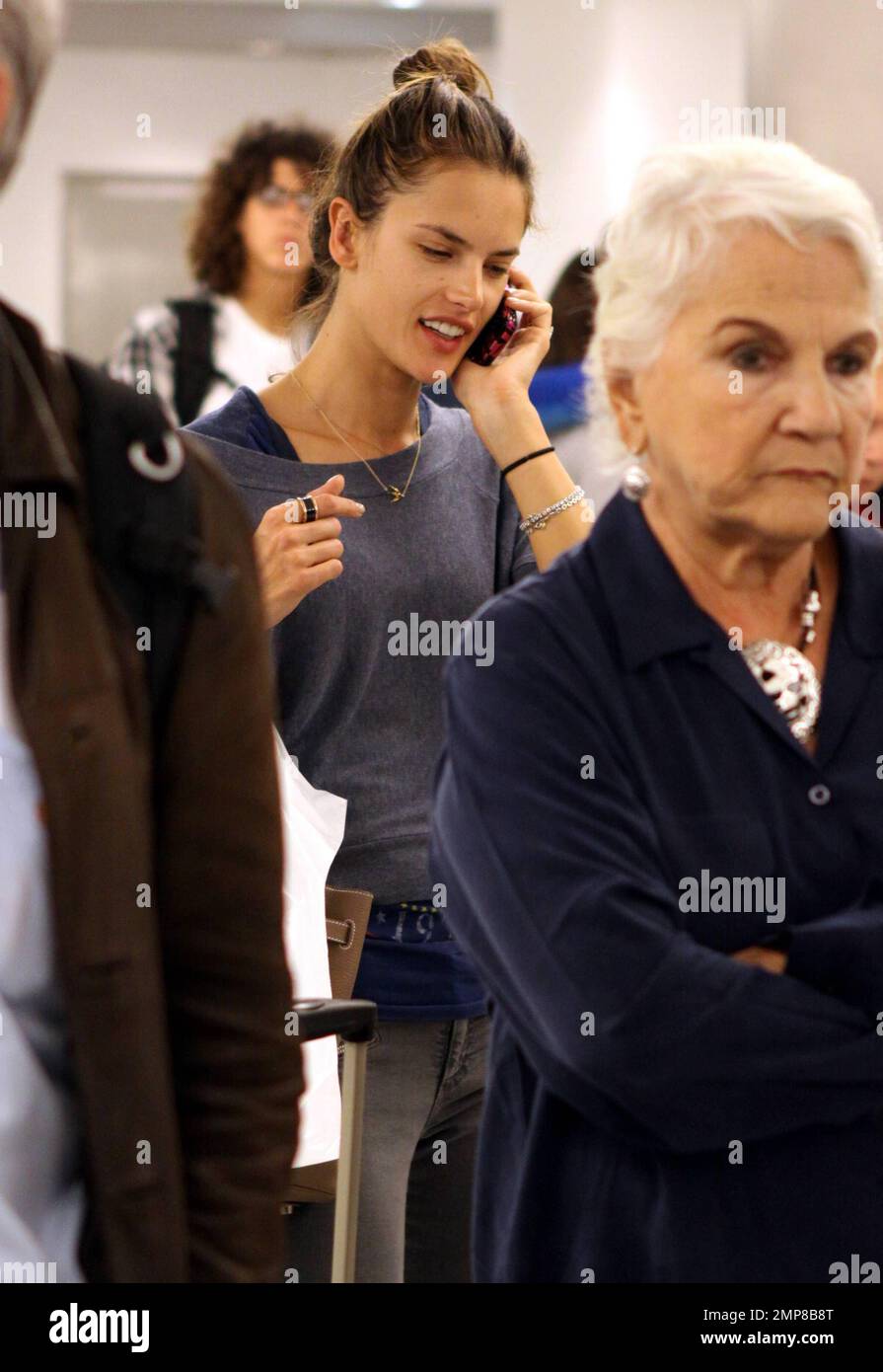 Victoria's Secret Angel Alessandra Ambrosio wears no makeup and a grey ...