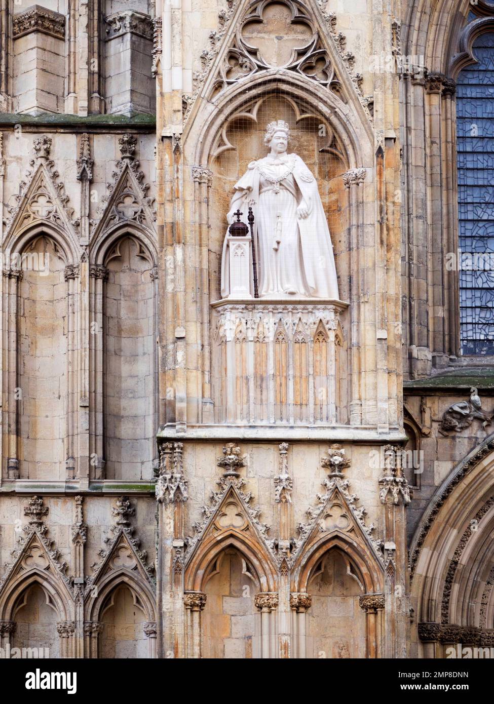 Statue of Queen Elizabeth II marking her Platinum Jubilee unveiled 9 ...