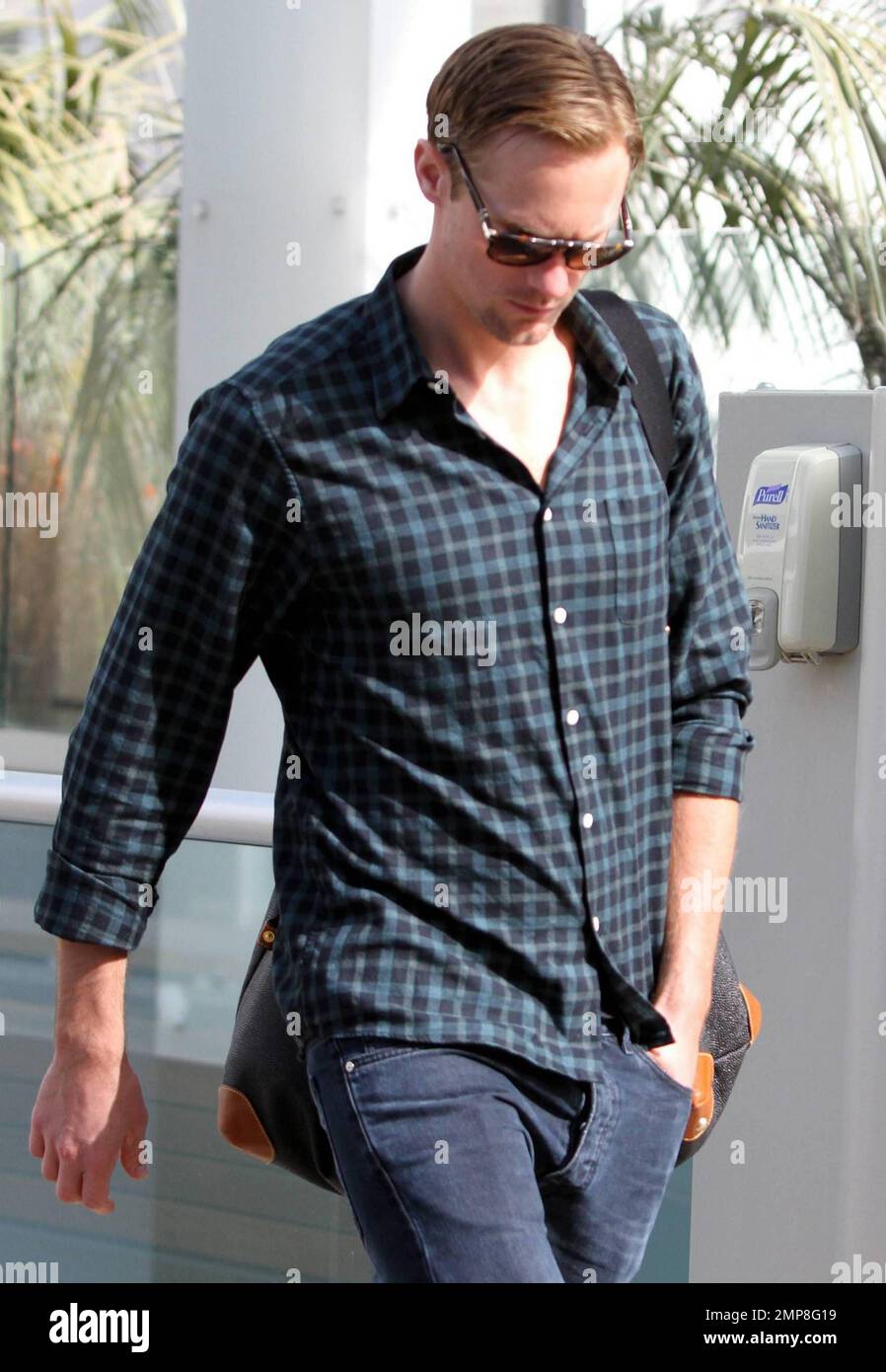 "True Blood" star Alexander Skarsgard looks focused and keeps his head ...