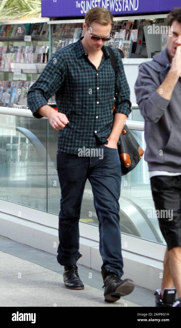 "True Blood" star Alexander Skarsgard looks focused and keeps his head ...