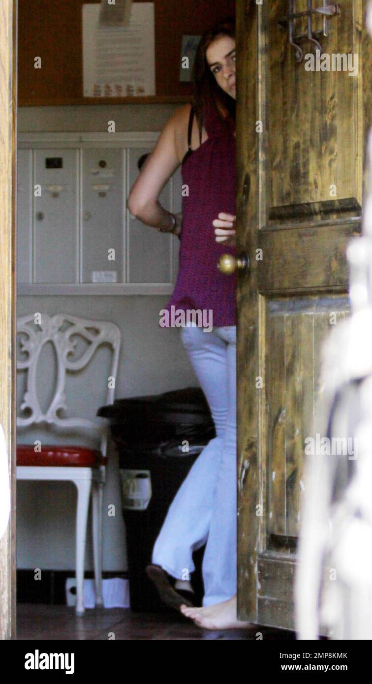 Ali Lohan receives deliveries for sister Lindsay Lohan at the Pickford ...