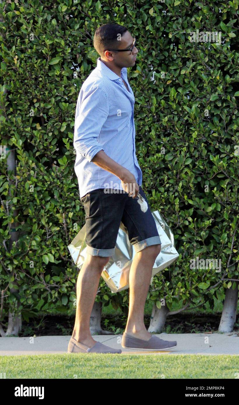 Ali Lohan receives deliveries for sister Lindsay Lohan at the Pickford ...