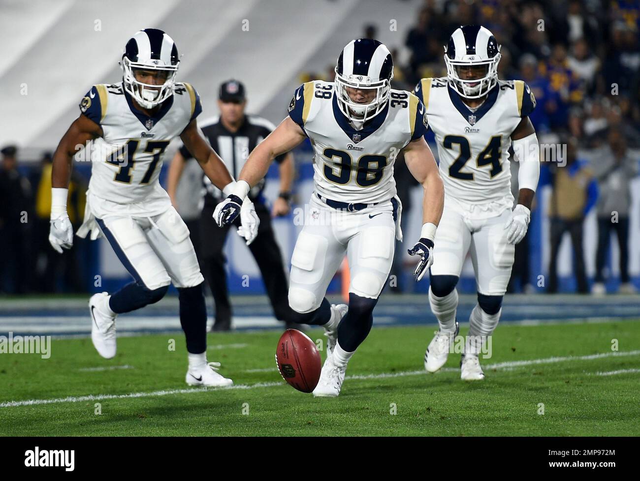 Los Angeles Rams' Cody Davis, center, plays the ball with Blake ...