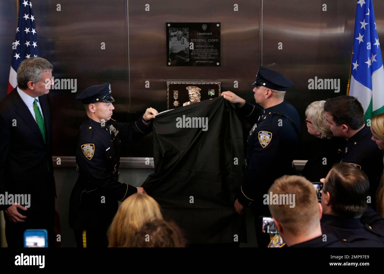 Police officers reveal a plaque for NYPD Detective Steven McDonald ...