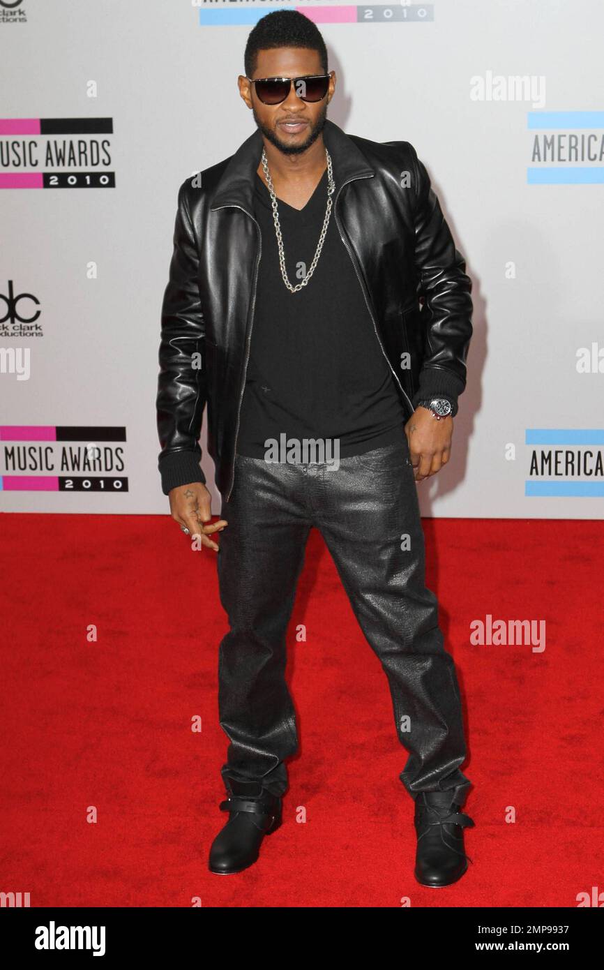 Usher walks the red carpet at the 2010 American Music Awards at Nokia ...