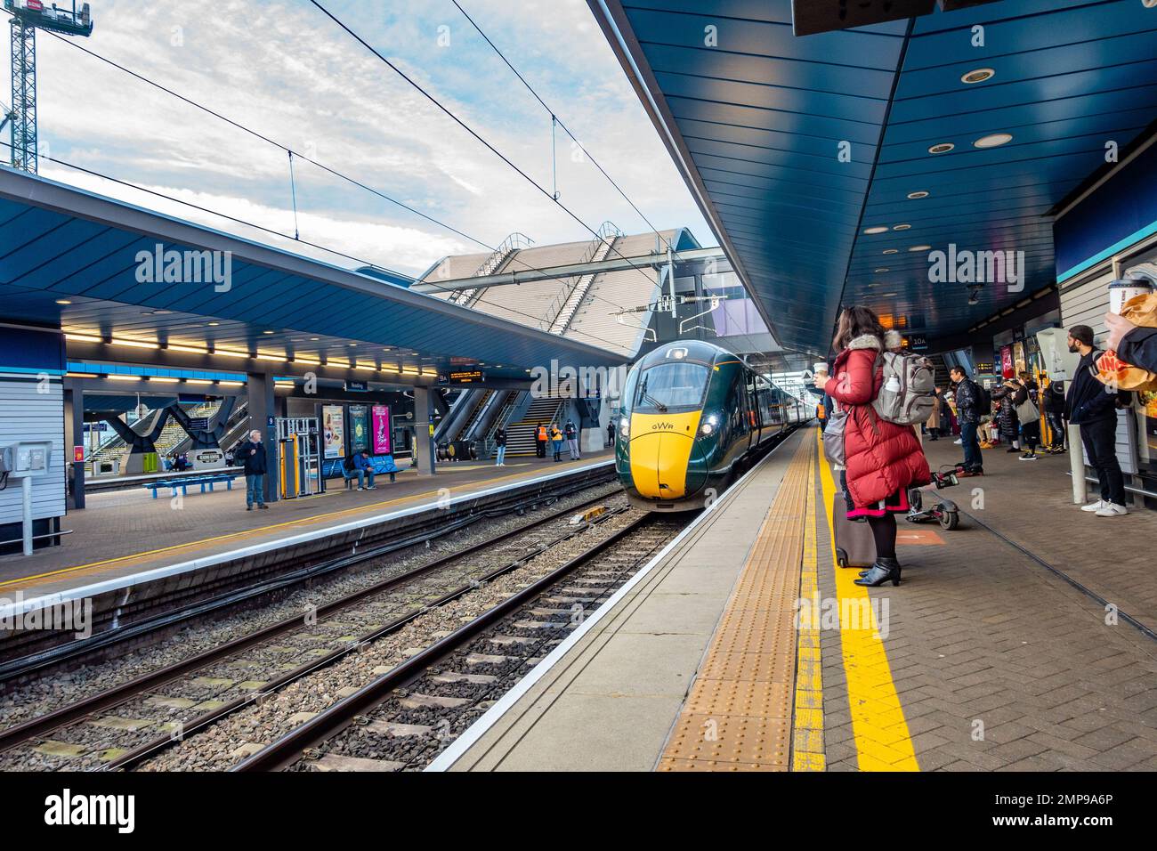 A GWR train arrives at the platform at Reading Railway Station in ...