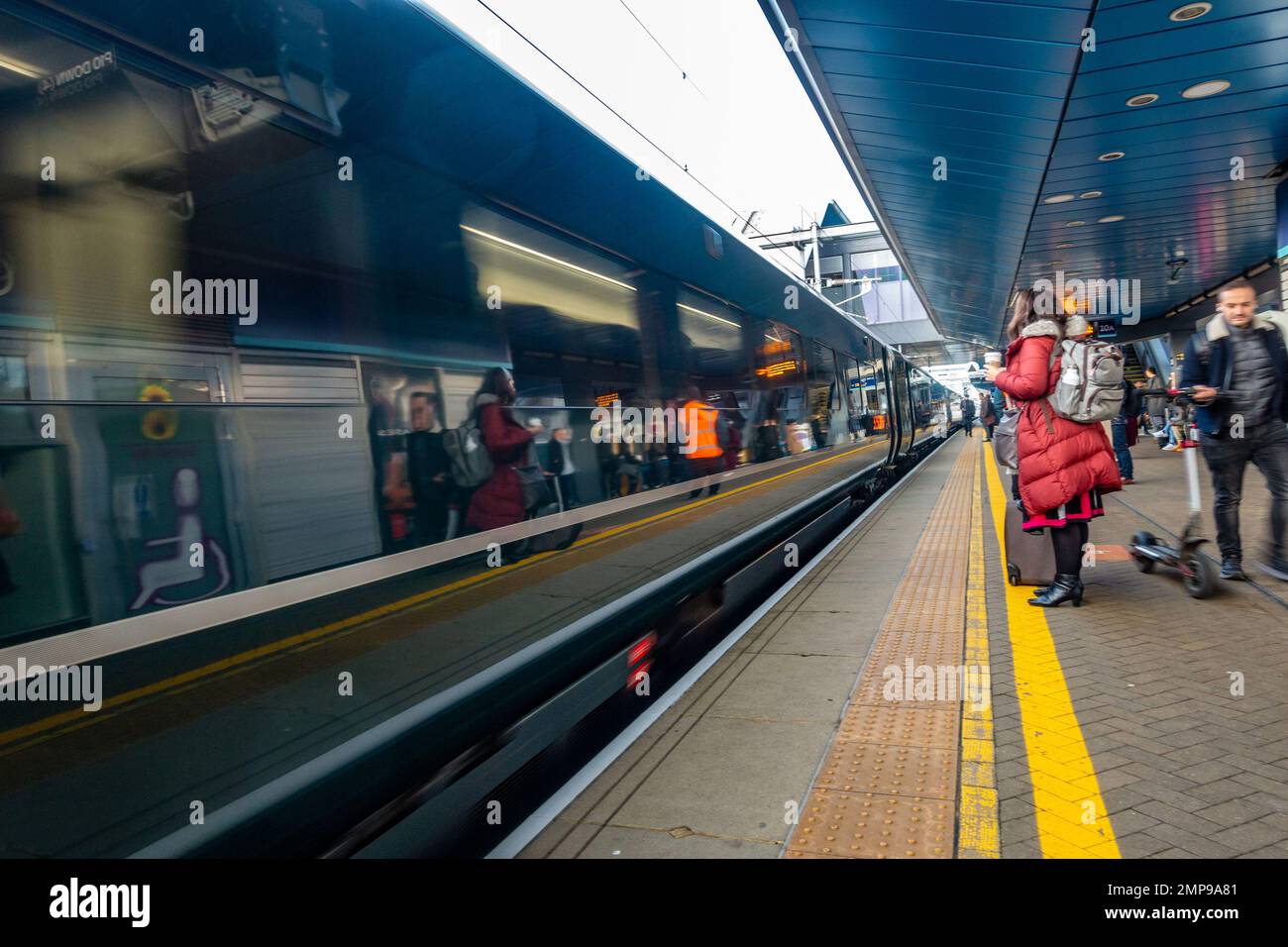 A GWR train arrives at the platform at Reading Railway Station in ...