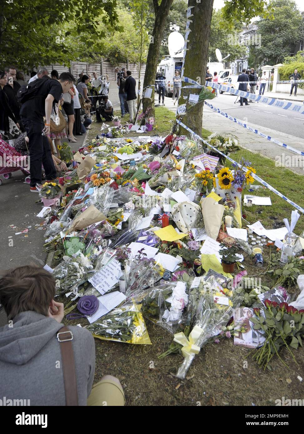 Fans and friends gather at Amy Winehouse's Camden home in tribute to ...
