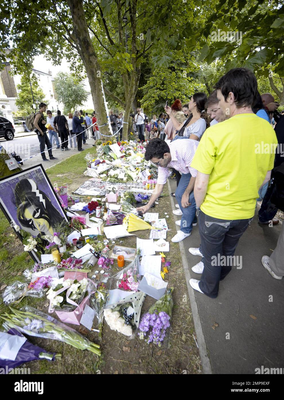Fans and friends gather at Amy Winehouse's Camden home in tribute to ...