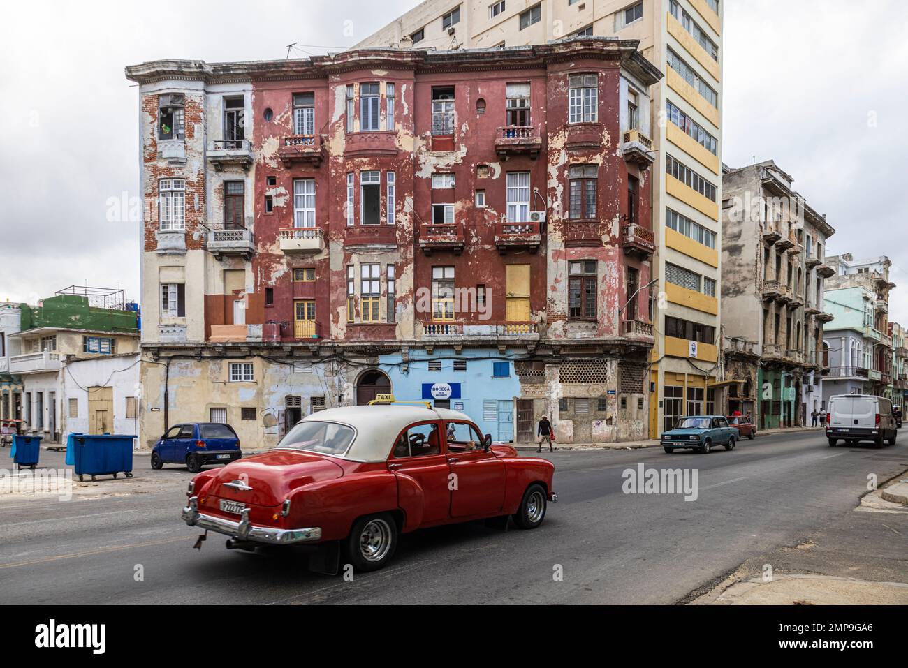 Apartment block and classic American car, Vedado, Havana, Cuba Stock ...
