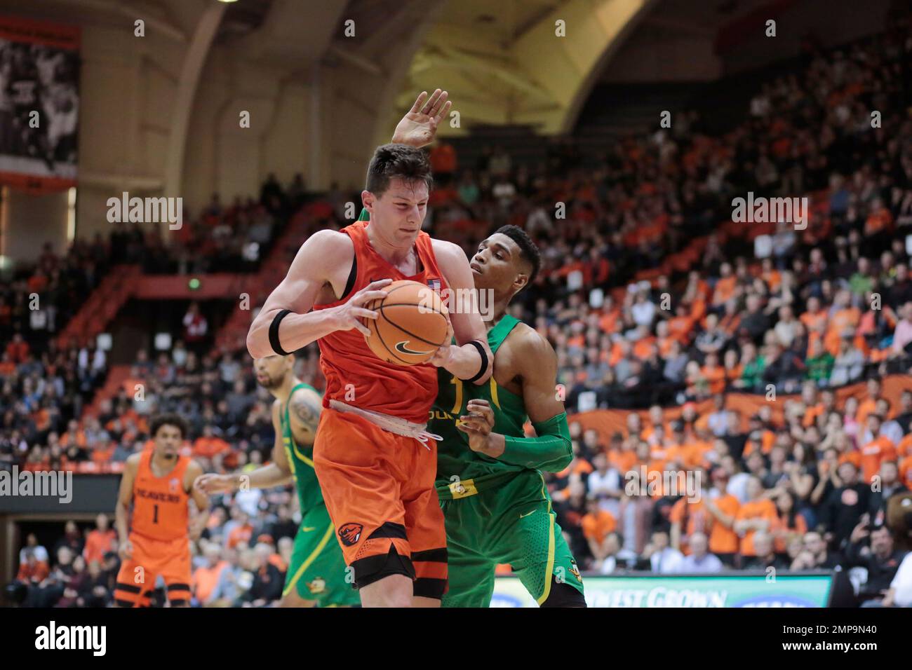 Oregon State's Drew Eubanks, center, and Oregon's Kenny Wooten (1 ...
