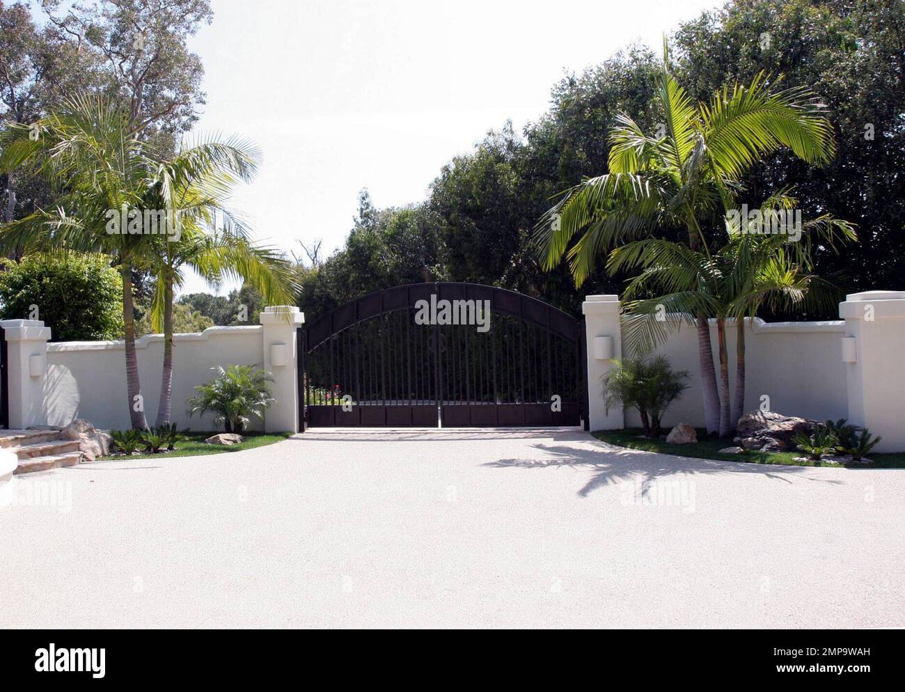 Exclusive!! Jenifer Aniston spent Sunday afternoon in Malibu, Ca with ...