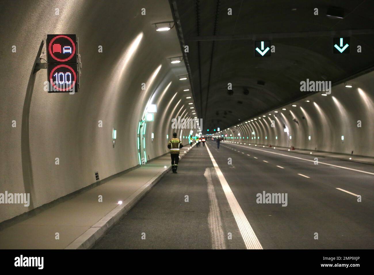 100 speed sign hi-res stock photography and images - Alamy