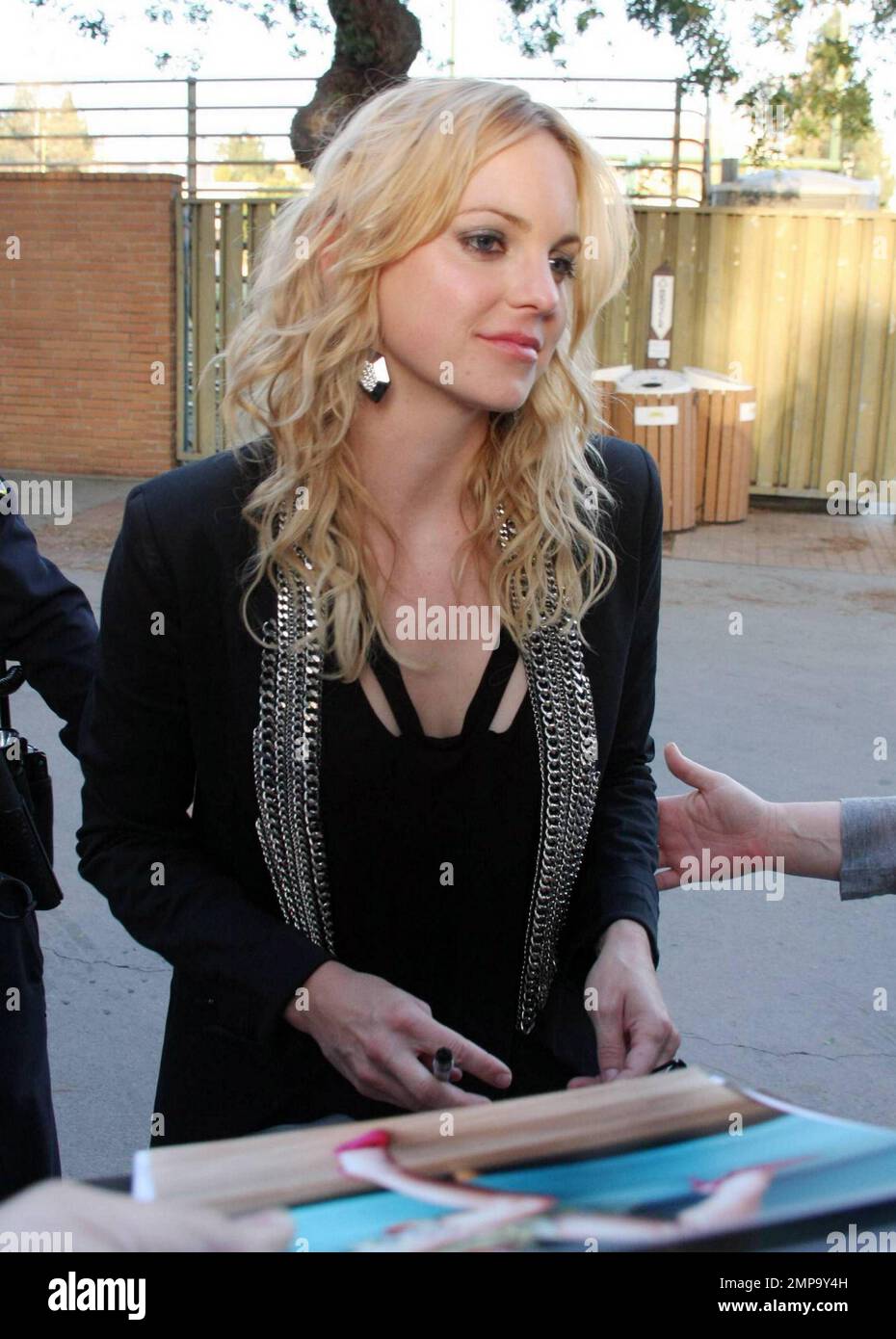 EXCLUSIVE!! Anna Faris signs autographs at the Kids Choice Awards in ...