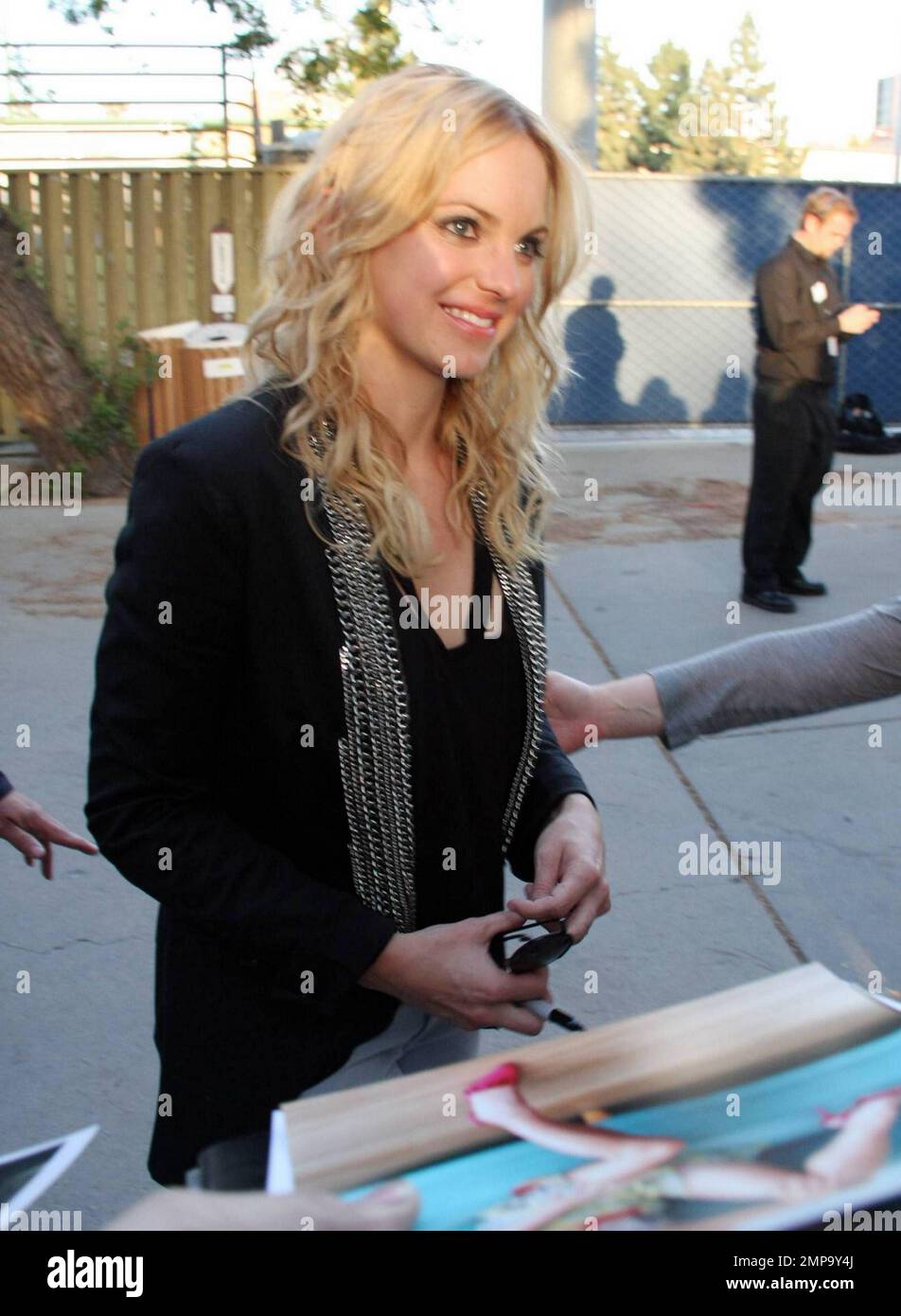 EXCLUSIVE!! Anna Faris signs autographs at the Kids Choice Awards in ...