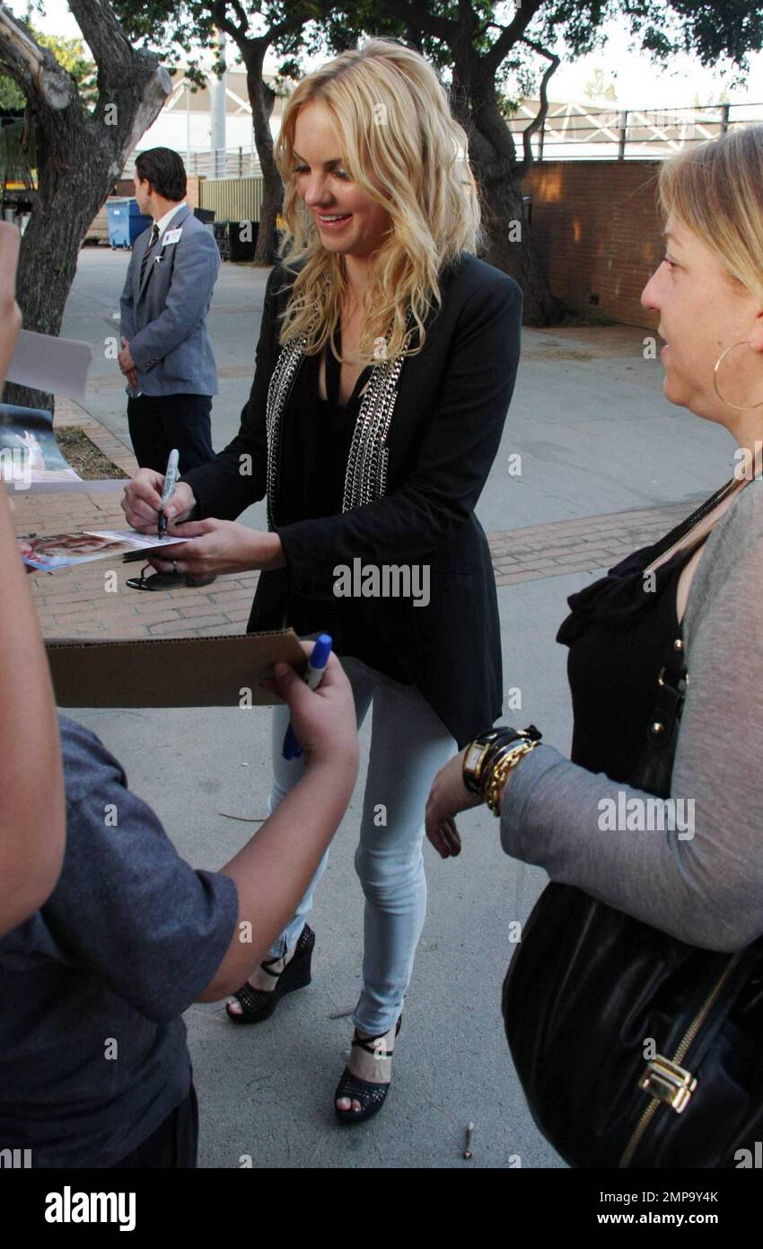 EXCLUSIVE!! Anna Faris signs autographs at the Kids Choice Awards in ...